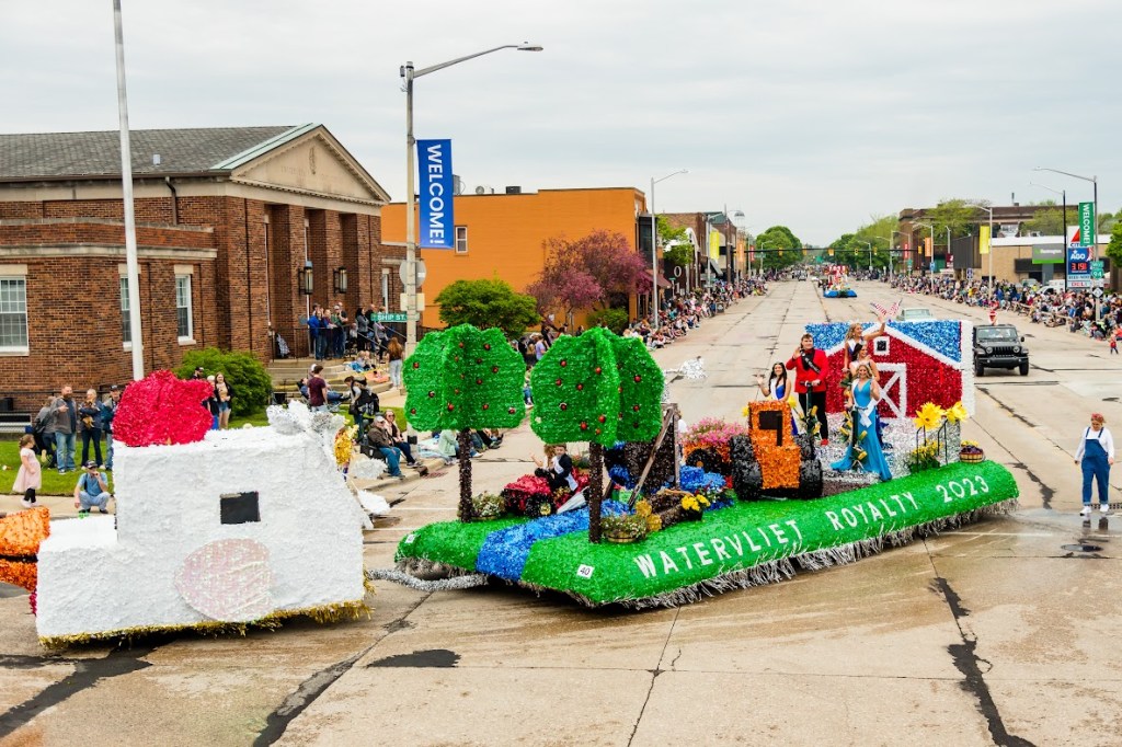 Grand Floral Parade – Blossomtime Festival